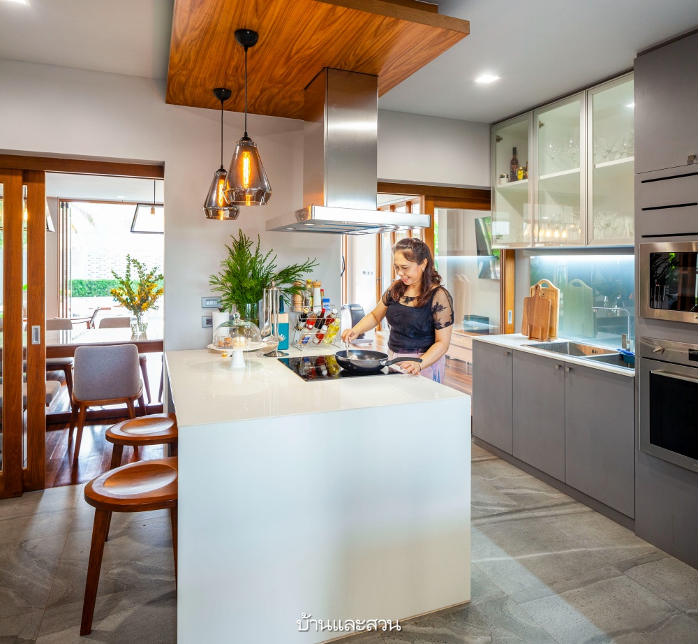 บ้านทรอปิคัลโมเดิร์น ที่ออกแบบด้วยแนวคิด “เรือนหมู่” - บ้านและสวน